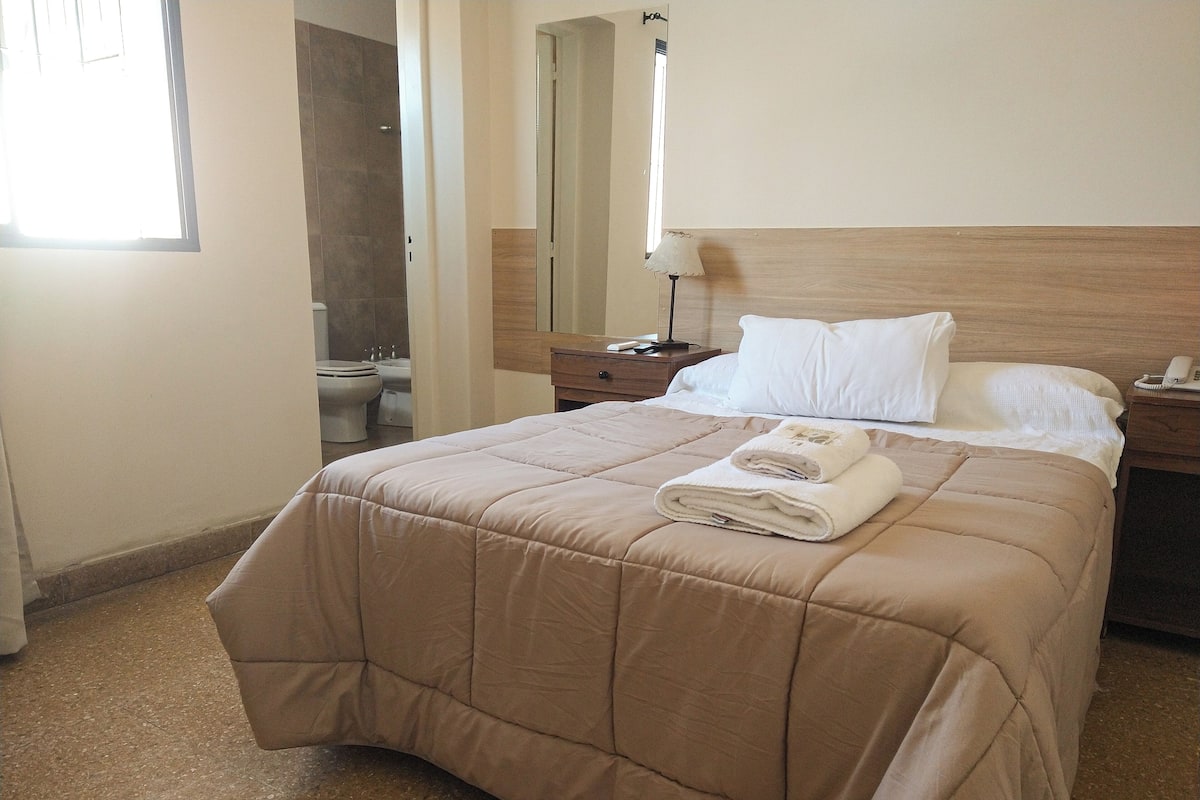 Quarto solteiro standard | Edredons de pluma, berço de viagem, roupa de cama