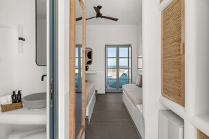 Deluxe Double Room with Sea View and Jet Tub | Cofres nos quartos, quartos à prova de som, Wi-Fi de cortesia