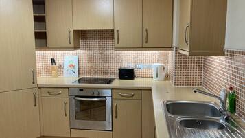 Apartamento | Cozinha privada | Geladeira, micro-ondas, fogão, cooktop