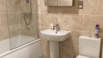 Apartamento | Banheiro | Chuveiro/banheira combinados, banheira de imersão, toalhas de banho