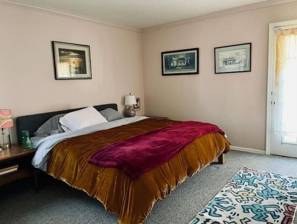 Comfy, colorful, family-friendly west-side home - Madison | Vrbo