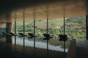 Piscina interior, piscina exterior, guarda-sóis, espreguiçadeiras 