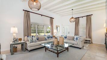 Casa, várias camas (Southern Breeze) | Sala de estar | TV de ecrã plano