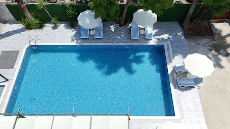 Piscina infinita. Hillside Apart House