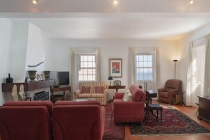 Casa Básica, vista para o mar | Sala de estar | Televisor, lareira