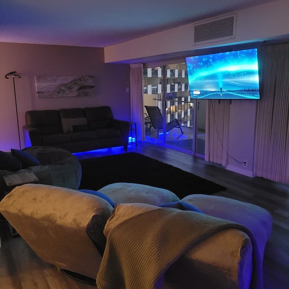 Mountain View! 2-bdrm 10th Floor Condo, 48ft Balcony From Every Room, Sleeps 6 - Colorado Springs, CO