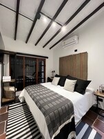 Quarto casal conforto | Escrivaninha, cortinas blackout, ferros/tábuas de passar roupa
