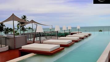 2 piscinas exteriores, da(s) 8:00 à(s) 22:00, espreguiçadeiras