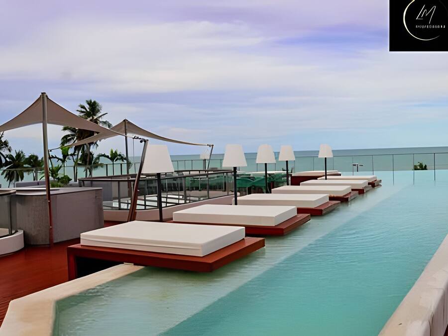 2 piscinas externas, funciona das 8h às 22h, espreguiçadeiras