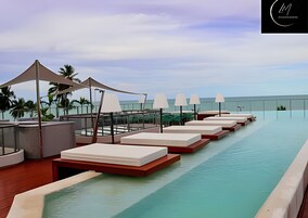 2 piscinas externas, funciona das 8h às 22h, espreguiçadeiras