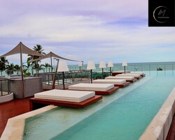 2 piscinas exteriores, da(s) 8:00 à(s) 22:00, espreguiçadeiras