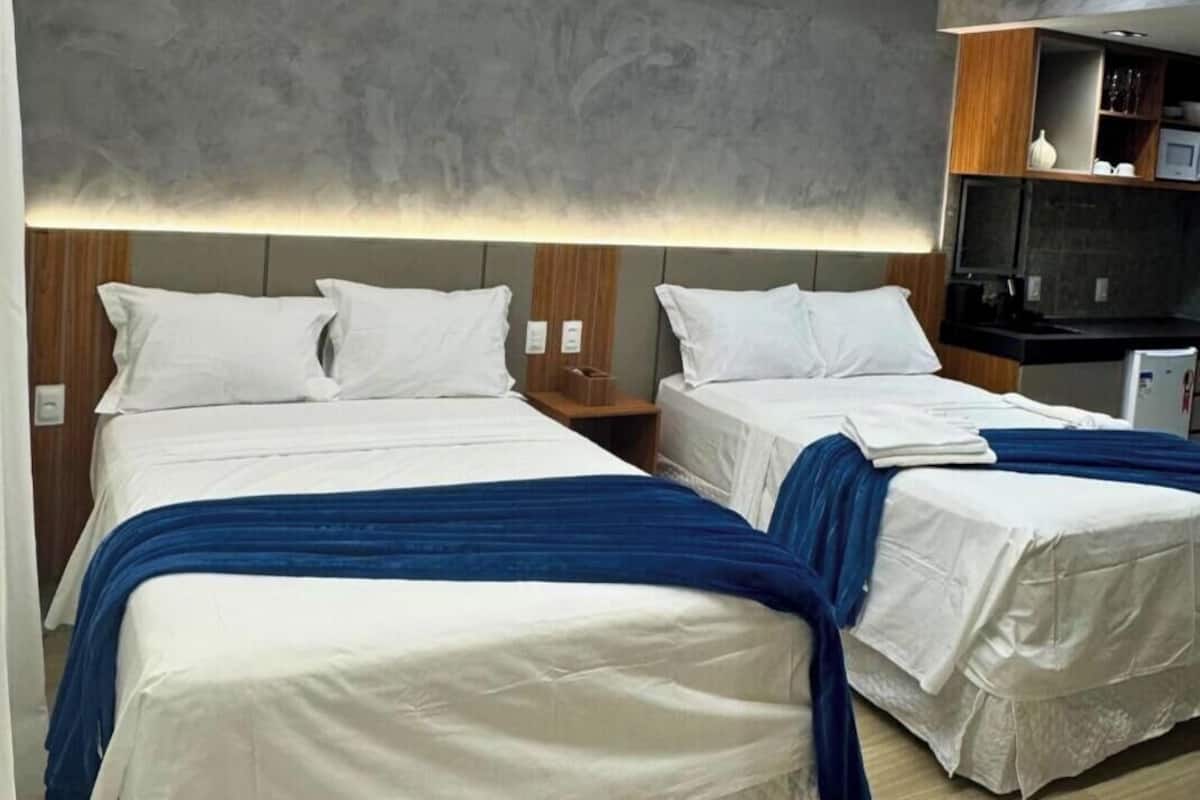 Quarto Quádruplo Deluxe | Camas de colchão pillowtop, secretária