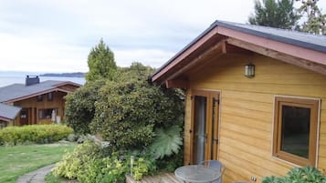 Quarto casal superior, 1 cama Queen, vista para o jardim | Wi-Fi de cortesia