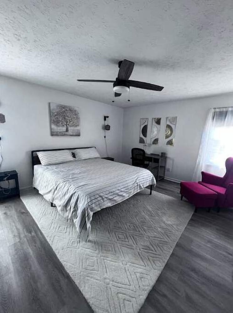 Welcome To “Persimmon Grove” The Cozy Farmhouse With Modern Amenities - Fayetteville, NC