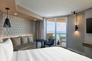 Quarto, 1 cama king-size, fumadores, varanda (View) | Roupa de alta qualidade, camas de colchão pillowtop, cofre no quarto 