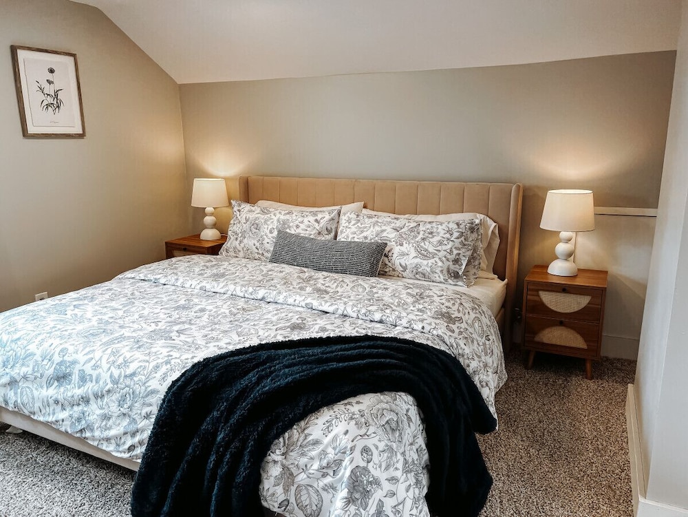 Large 4 Bedroom Recently Renovated W/ Hot Tub! - Cleveland, OH