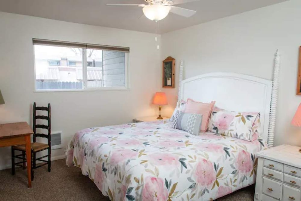 ~Clean Cozy And Quaint Oasis~ - Idaho Falls, ID