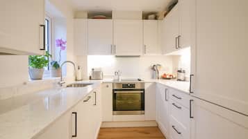 Geladeira, lava-louças, chaleira elétrica, torradeira