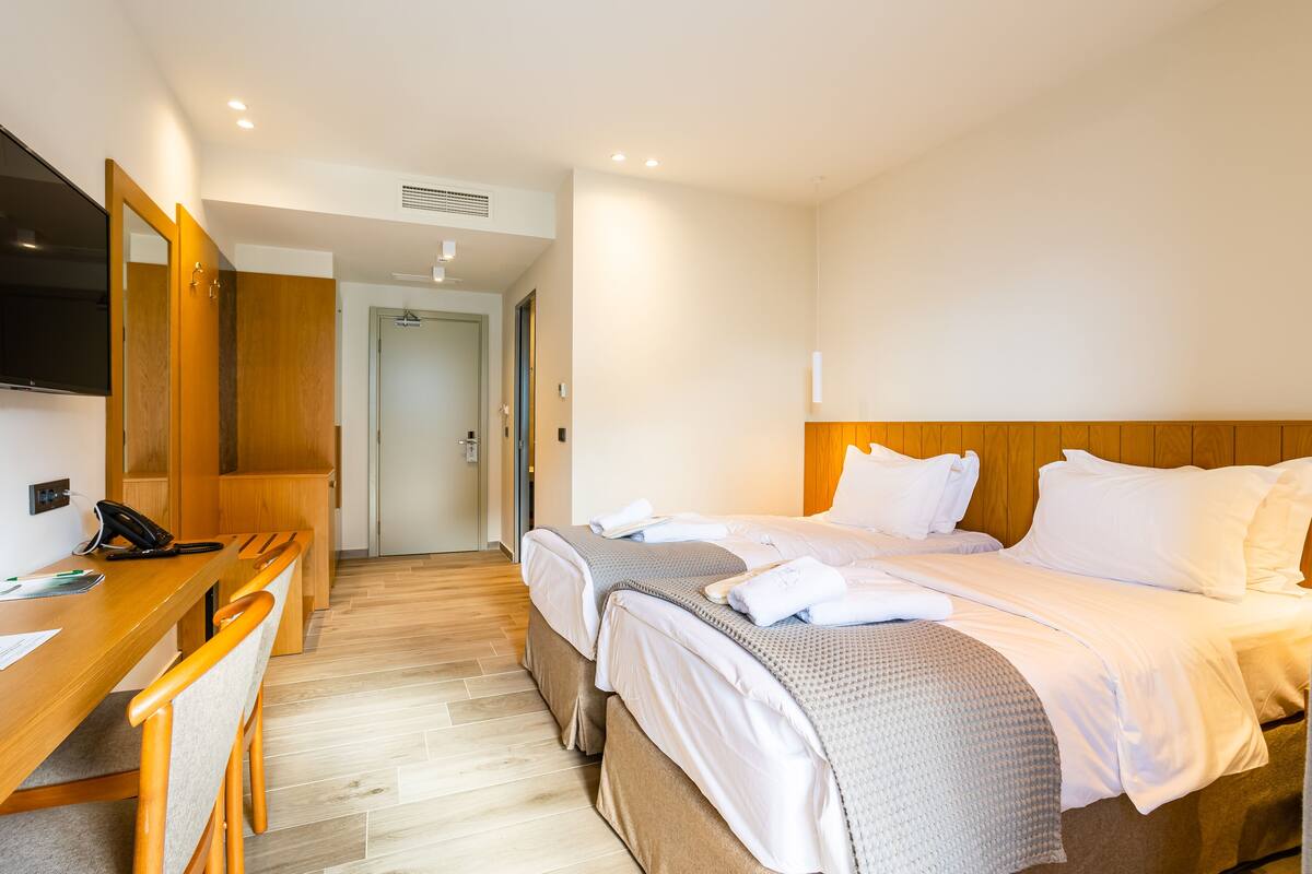 Quarto Standard, varanda, vista para a montanha | Cofre no quarto, secretária, quartos insonorizados, Wi-fi grátis 