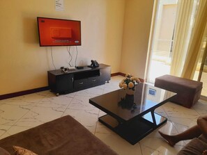 Apartamento Deluxe | Sala de estar | Smart TV de 24 polegadas com canais digitais 