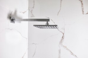 Quarto Duplo Standard | Casa de banho | Artigos de higiene pessoal grátis, um secador de cabelo, chinelos