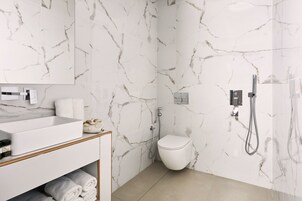 Quarto Duplo Standard | Casa de banho | Artigos de higiene pessoal grátis, um secador de cabelo, chinelos