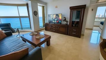 Apartamento de Luxo | Sala de estar | Smart TV de 65 polegadas com canais digitais, Netflix