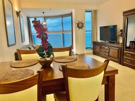 Uma sala de jantar com mesa de madeira, cadeiras e um objeto decorativo no centro.
