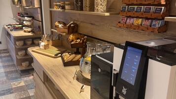 Café da manhã com buffet todos os dias (EUR 18.50 por pessoa)