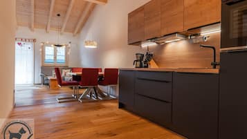 Condo premium, 2 quartos, aceita animais de estimação (Rotspitz) | Cozinha privada | Geladeira grande, fogão, cooktop, lava-louças