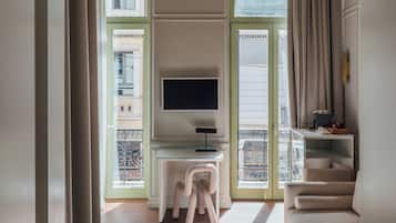 Junior Suite with Balcony | Área de estar | Smart TV