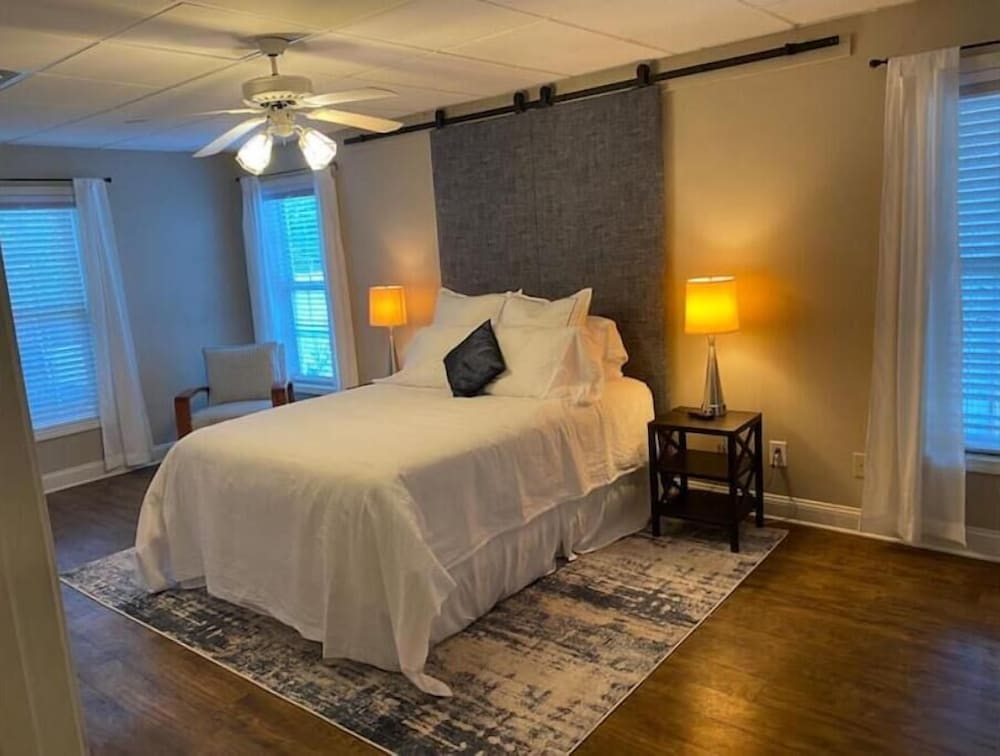 Quiet Country Retreat  Spacious 2b Suite Near Atl - Hampton, GA
