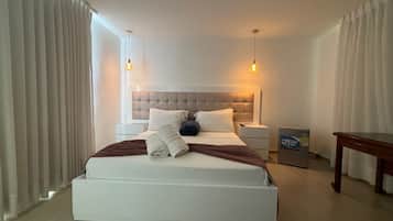 Quarto Duplo Deluxe, vista para a piscina | Com decoração personalizada, com mobília individualizada, secretária