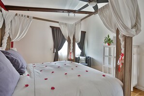 Casa de Campo Romântica, 1 quarto, banheira de hidromassagem grande, vista para o vale | 1 quarto, minibar com produtos grátis, com decoração personalizada