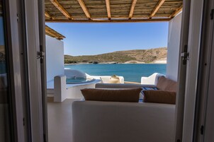 PROVATAS Suite Sea View with Outdoor Jacuzzi | Vista do quarto
