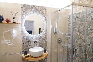 Casa superior, vista para a cidade | Banheiro | Chuveiro, chuveiro com efeito de chuva, produtos de toalete de grife 