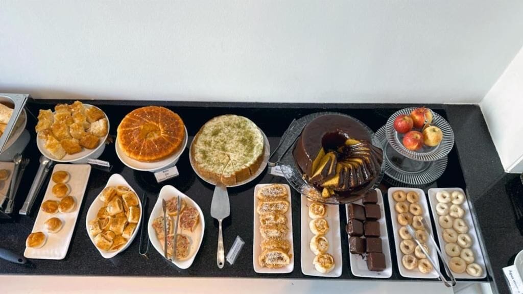Um buffet com diversos doces e frutas.