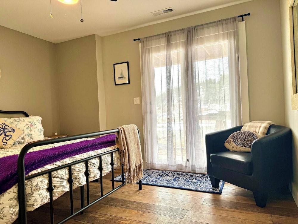 Pet-friendly Retreat With Doggie Door To Private Fenced Deck And Yard! - Montana