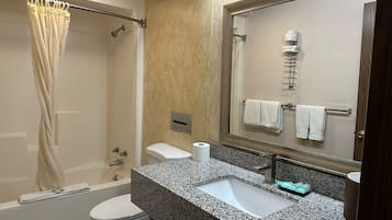 Quarto casal standard | Banheiro | Produtos de toalete grátis, secador de cabelo