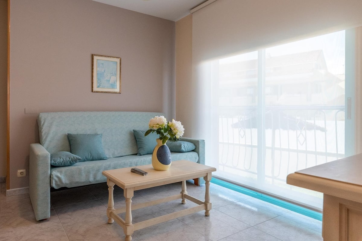 Apartamento Standard | Sala de estar | Televisor de ecrã plano de 42 polegadas com canais por cabo