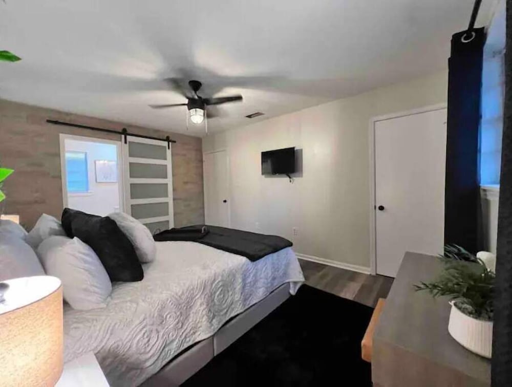 Comfy And Cozy On Holly - Savannah, GA
