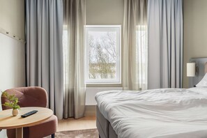 Quarto Familiar, várias camas, não fumadores, vista para o mar | Cortinas/cortinados opacos, ferro/tábua de engomar, Wi-fi grátis 
