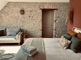 Quarto standard, 1 cama Queen, banheiro privativo, vista para o jardim | Individualmente decorados, individualmente mobiliados, escrivaninha