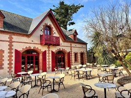 Almoços e jantares servidos, com vista para o jardim 