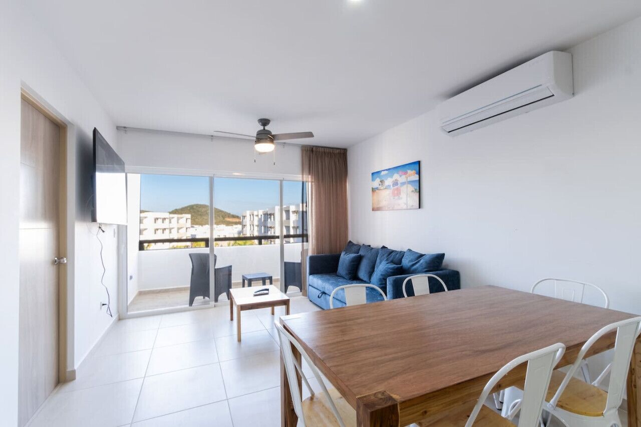 Apartamento Standard em Condomínio Fechado | Sala de estar | Televisor de ecrã plano de 50 polegadas com canais digitais, Netflix 