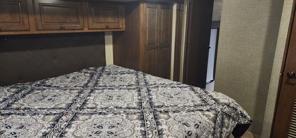 Enjoy the weekend in this enchanting RV while waiting for the Eclipse ...