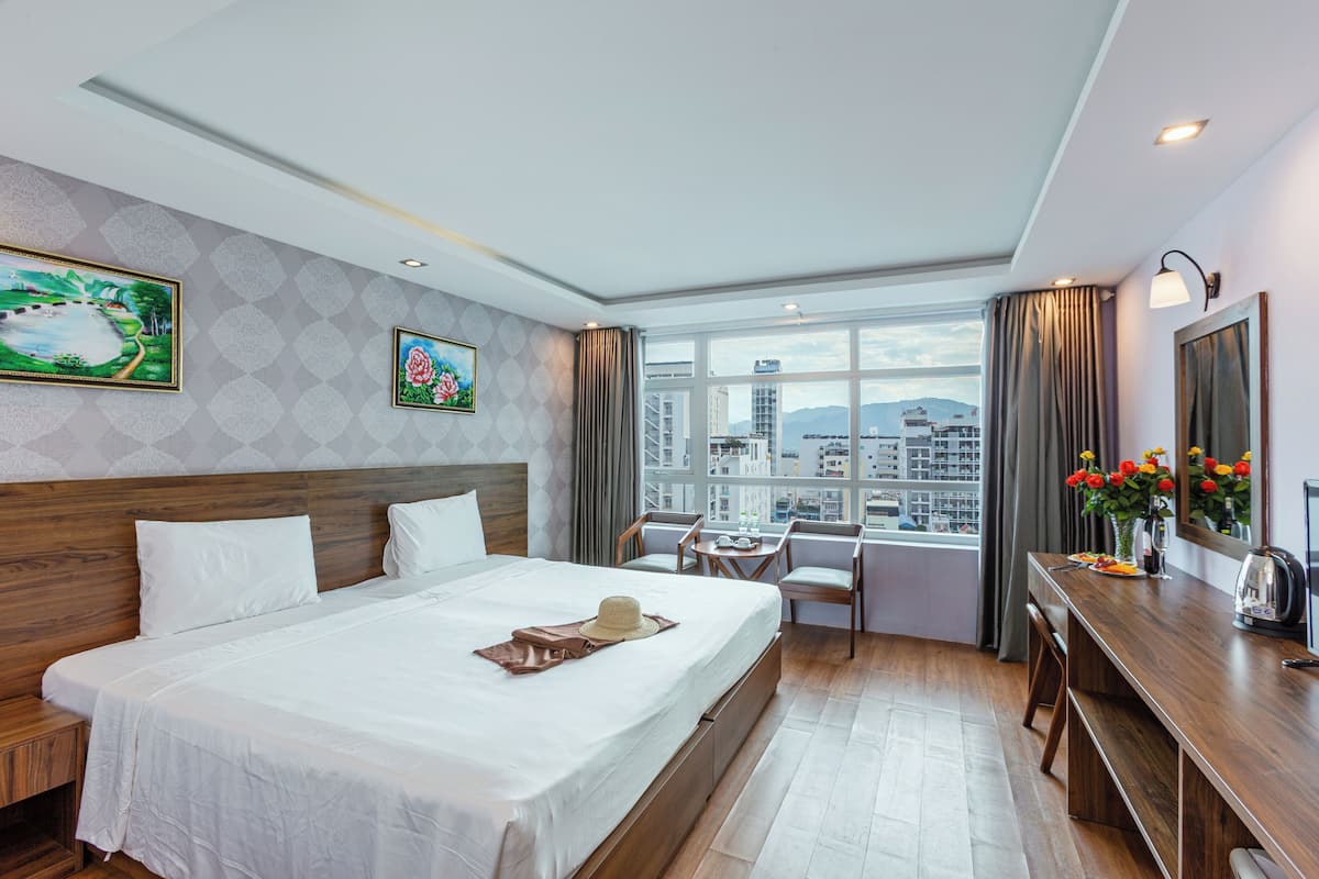 Quarto Duplo Superior, Vista para a cidade | Secretária, secretária adequada para computadores portáteis