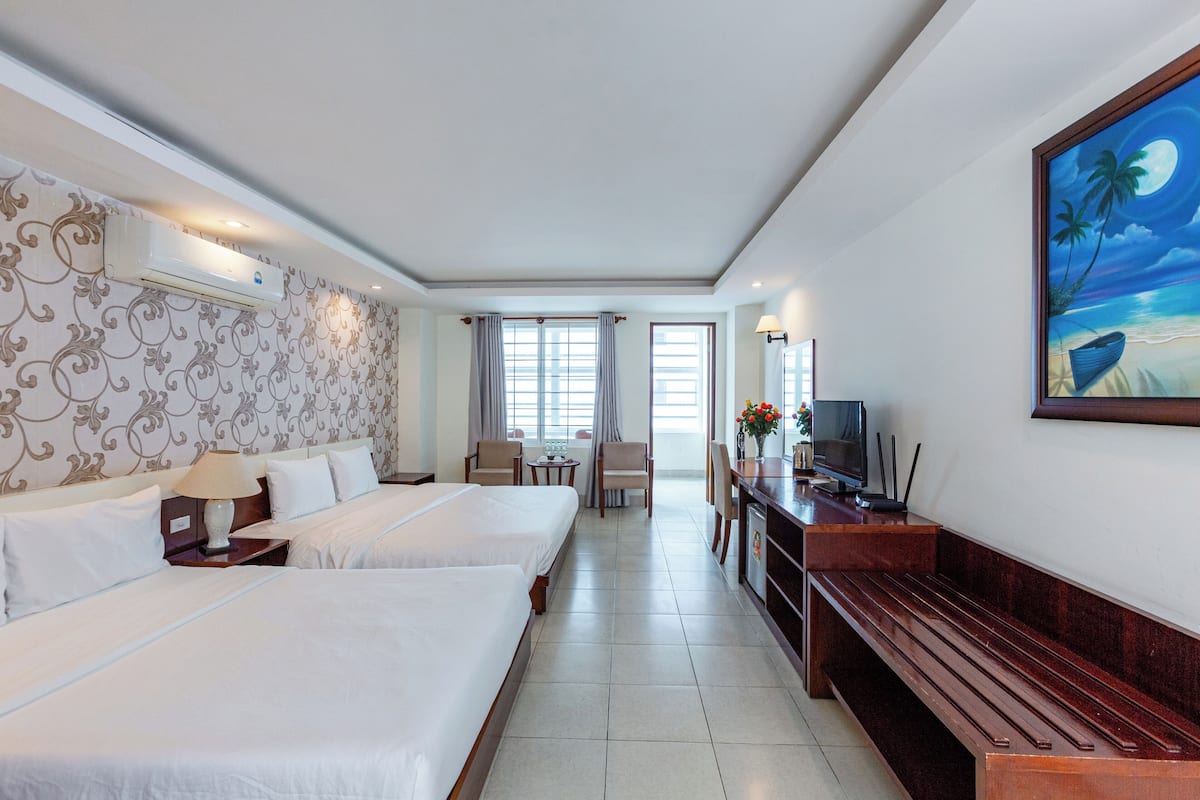 Quarto Quádruplo Deluxe, Vista para a cidade | Secretária, secretária adequada para computadores portáteis