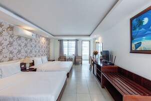 Quarto Quádruplo Deluxe, Vista para a cidade | Secretária, secretária adequada para computadores portáteis