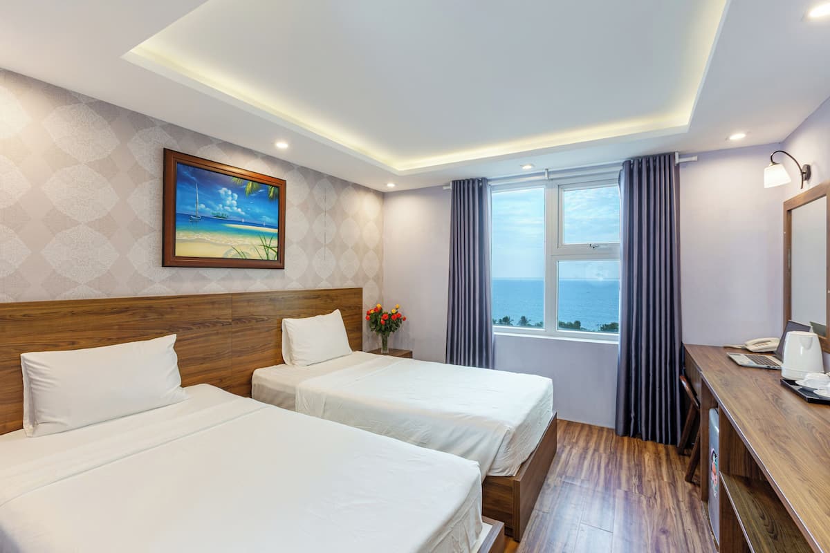 Quarto Twin Superior, vista para o mar | Secretária, secretária adequada para computadores portáteis
